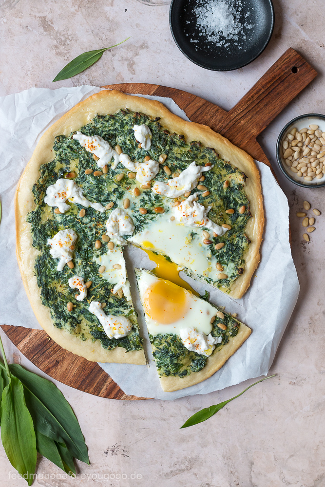Bärlauch-Ricotta-Pizza mit Ei und Burrata